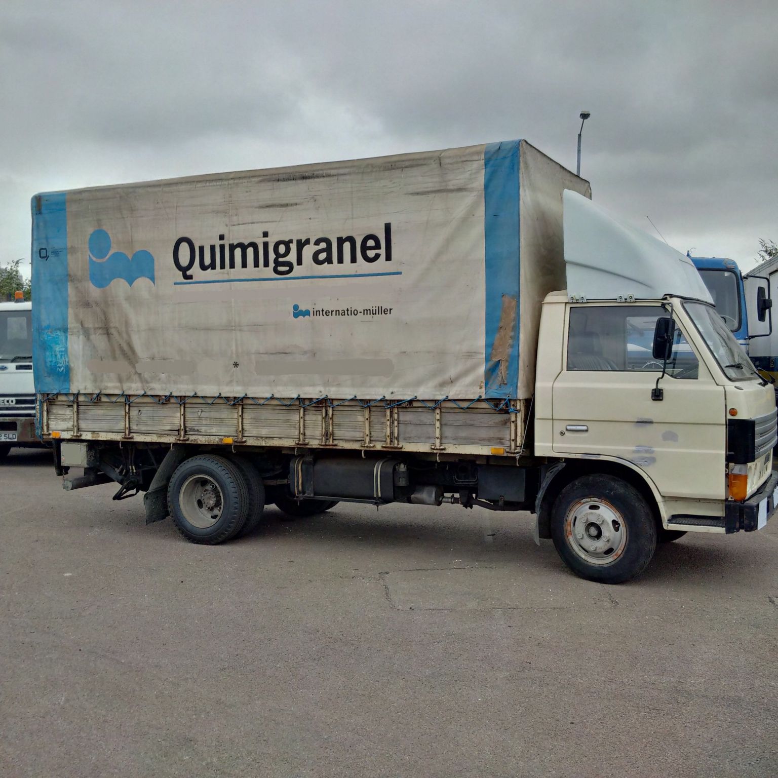 Left hand drive Mazda T3500 7.5 Ton 6 tyres tilt lorry with tail lift ...