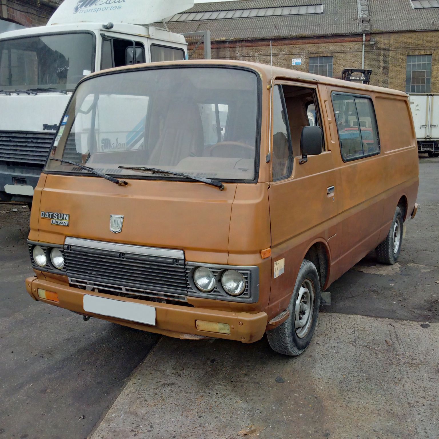 Left hand drive Nissan Urvan E23 long wheel base mini bus. - Simply Exports